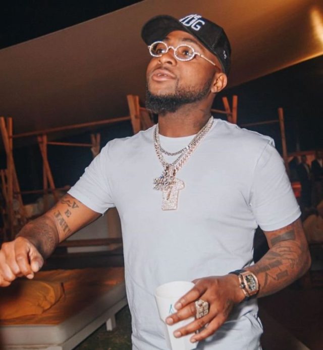 Funny moment Davido dodged an overreaching fan on stage - YabaLeftOnline