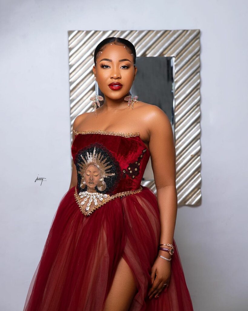 ‘Do am if e easy ooo’ – Laycon’s fans mock Erica as he hits a million ...