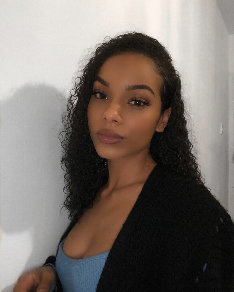 "Her mama don dey enter my eyes oh" – Reactions as BBN's Maria Chike ...