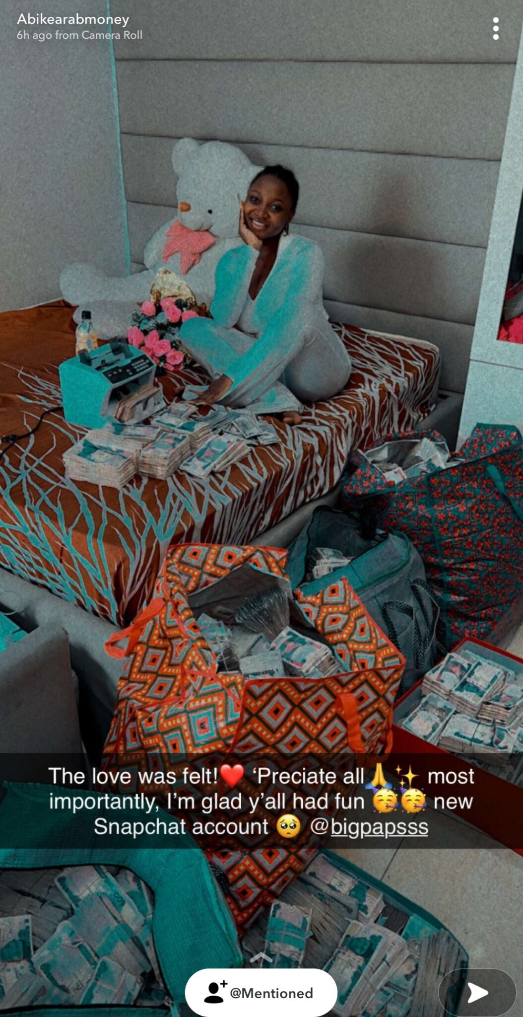 Popular influencer, Papaya Ex flaunts wads of cash she was sprayed on ...