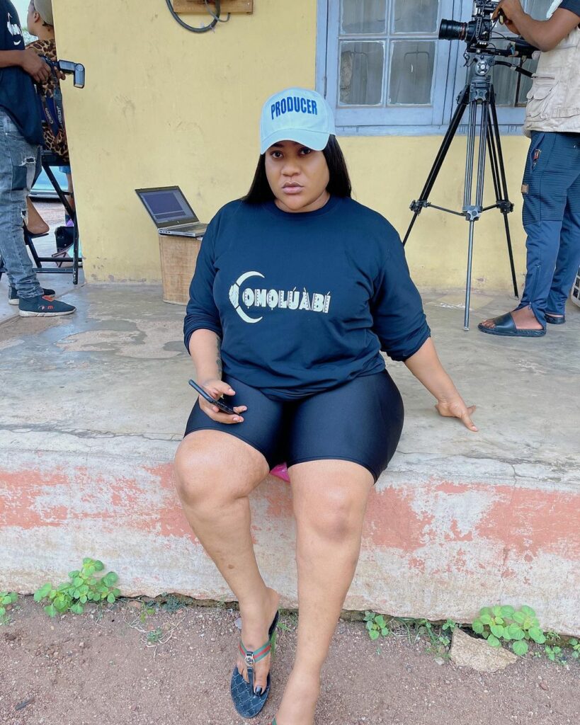 Nkechi Sunday Blessing beats up an "Agbero" who came to disrupt her ...