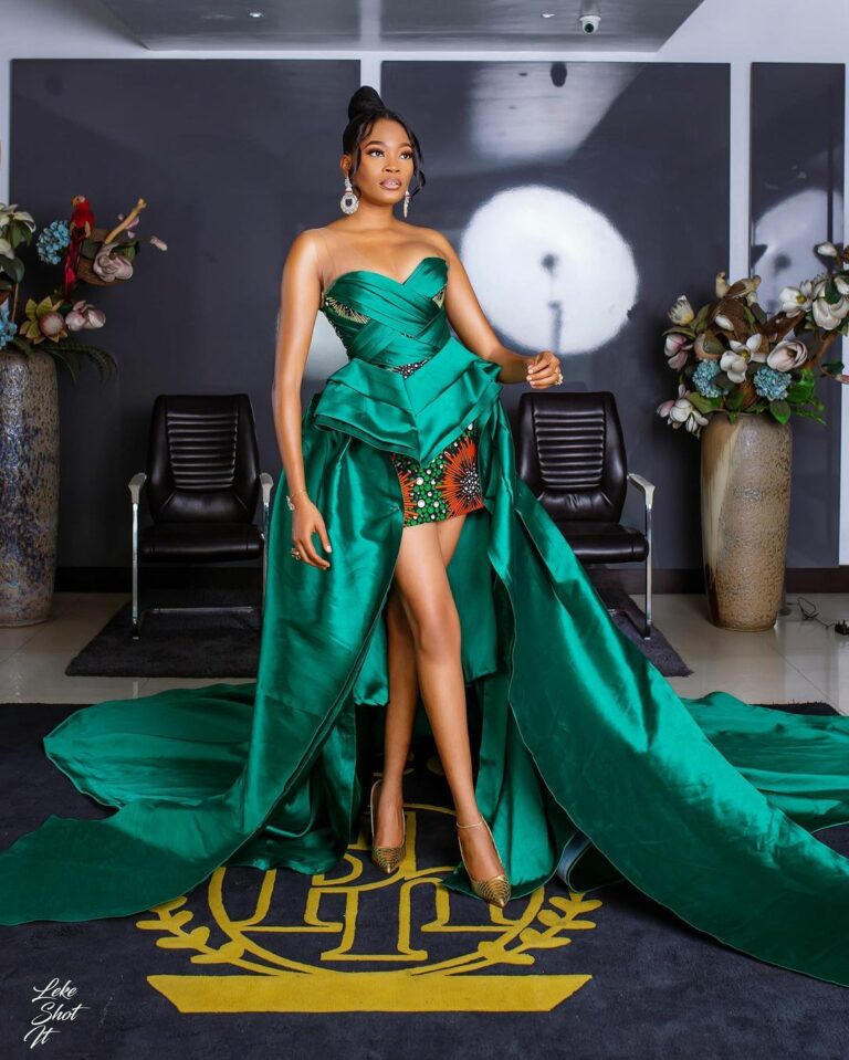 Moment comedienne Kiekie fell off stage at an award show (video)