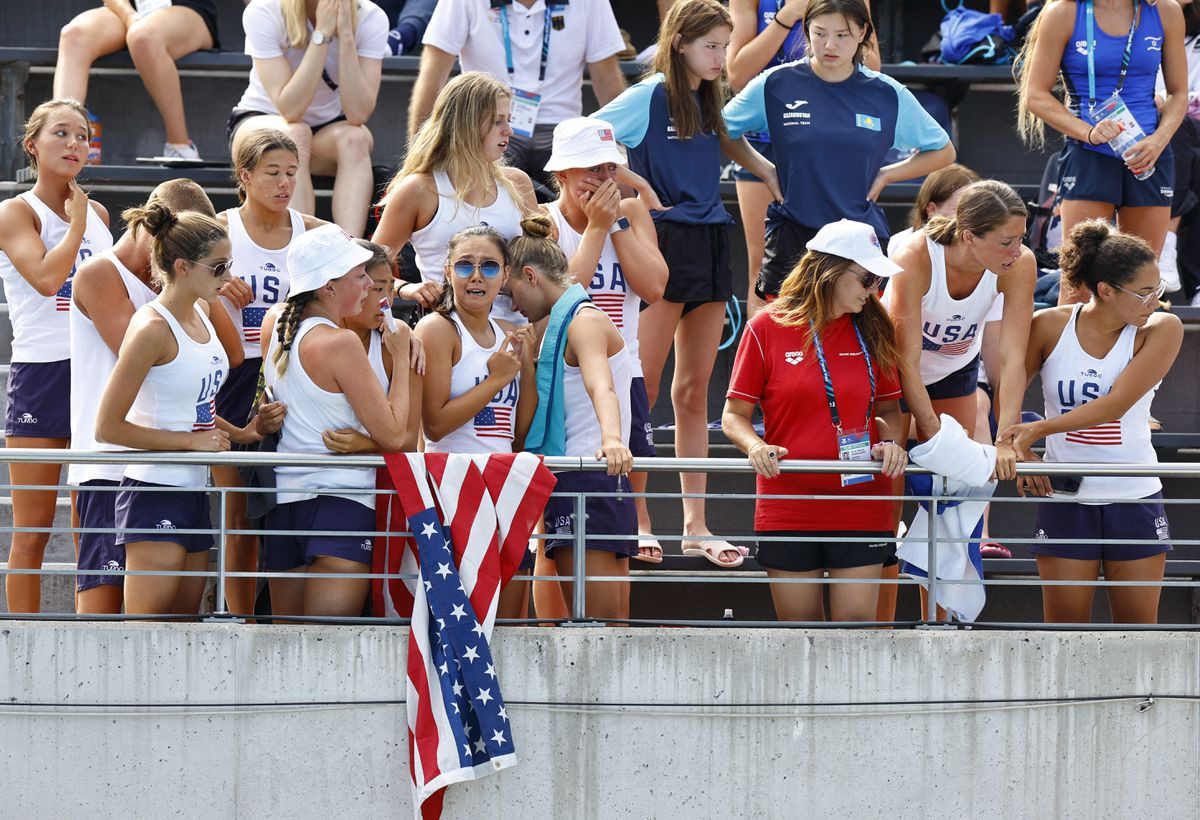 Coach dives into pool to save US Athlete after she fainted during World ...