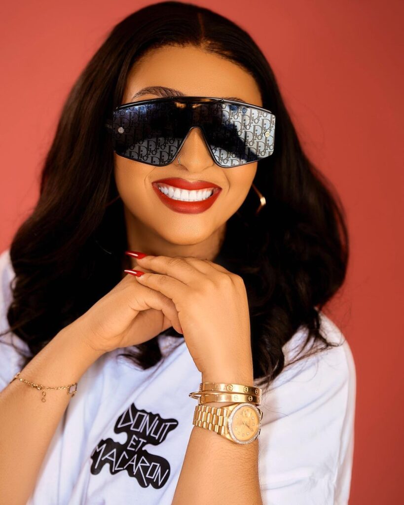 "This is wrong! You're someone's wife" – Netizens chides actress Rosy ...